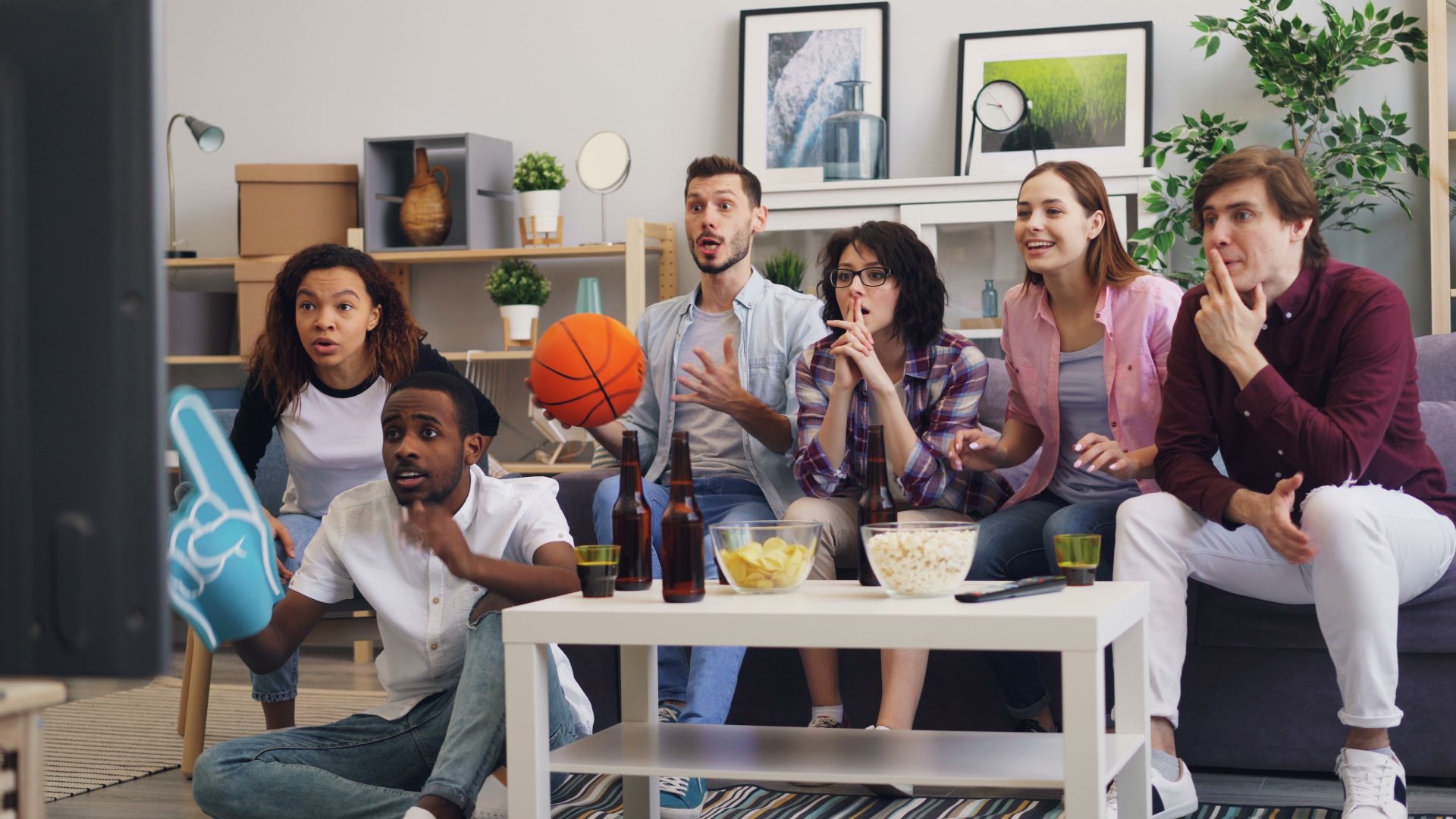 Live sports keep shared viewing alive - Due